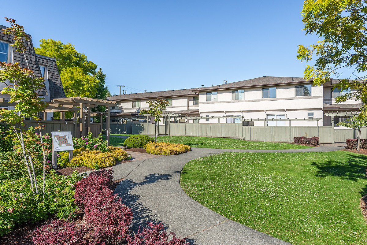 4061 Larchwood Drive | Townhomes in Victoria | Devon Properties